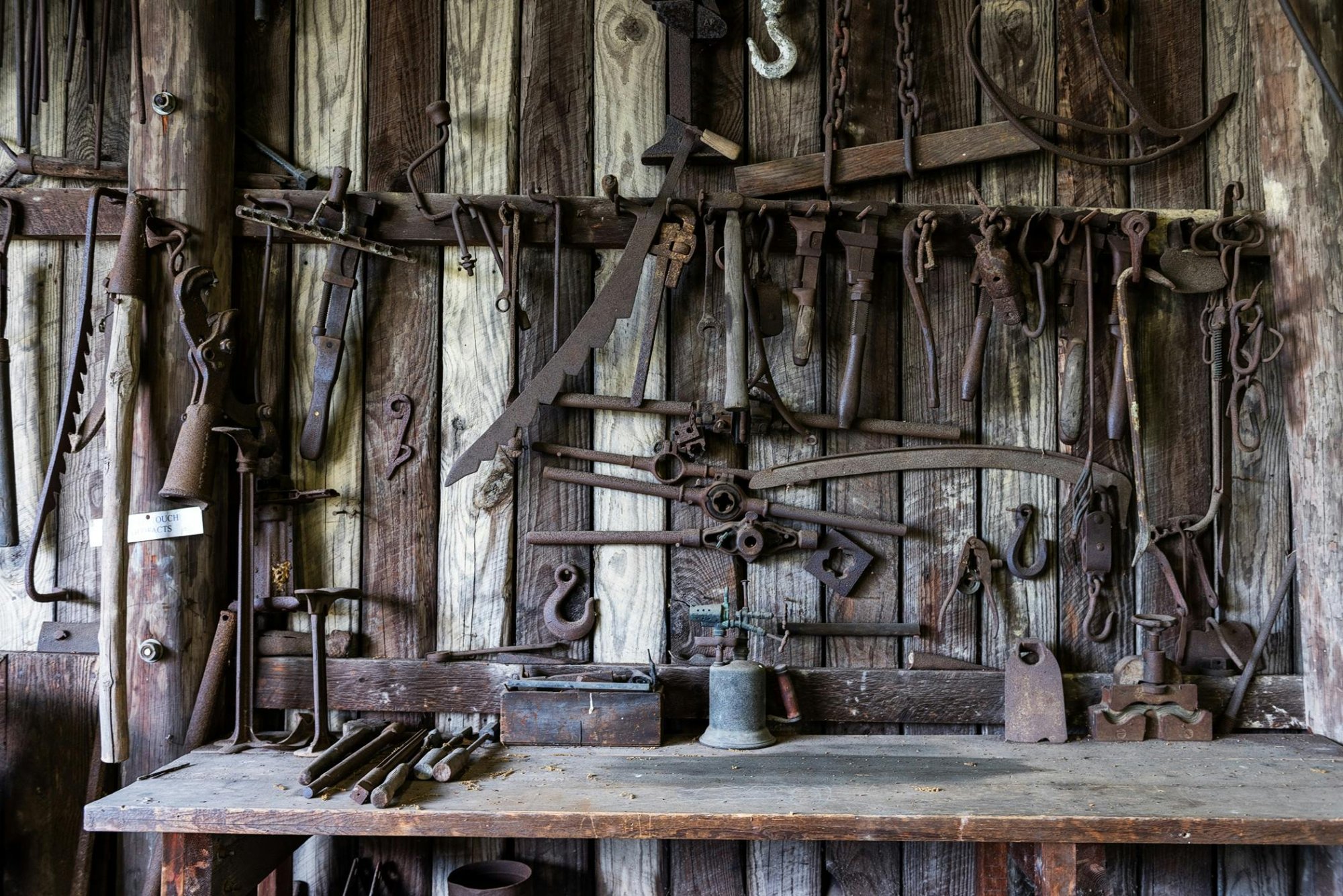 Jigsaw Puzzle | 600 pieces | blacksmith-tools-shop-rustic-162631 | Jigidi