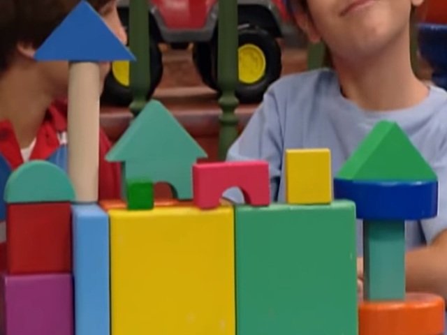Solve building blocks jigsaw puzzle online with 12 pieces