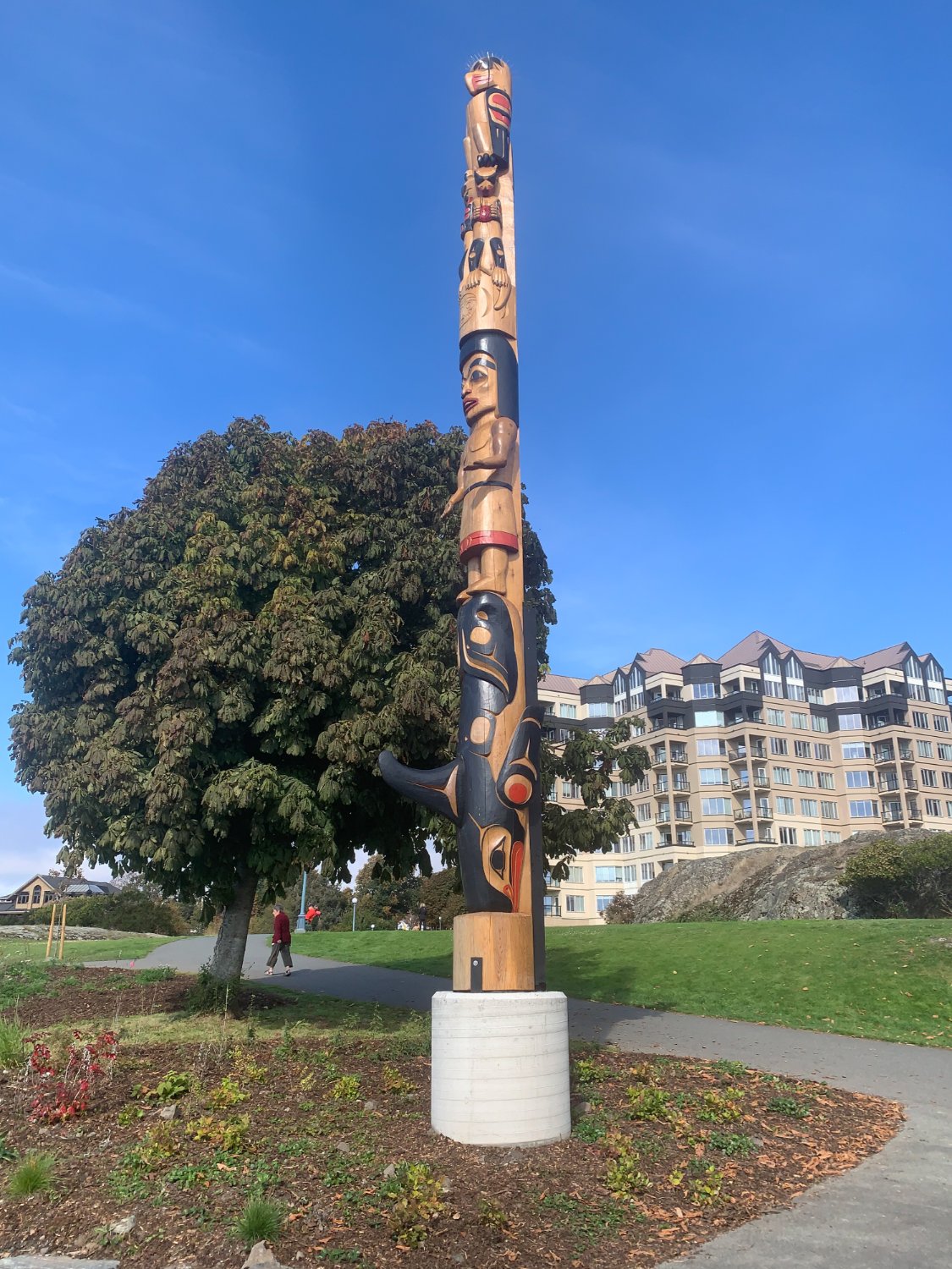 Solve A new totem pole along the Songhees Walkway in dowtown Victoria ...