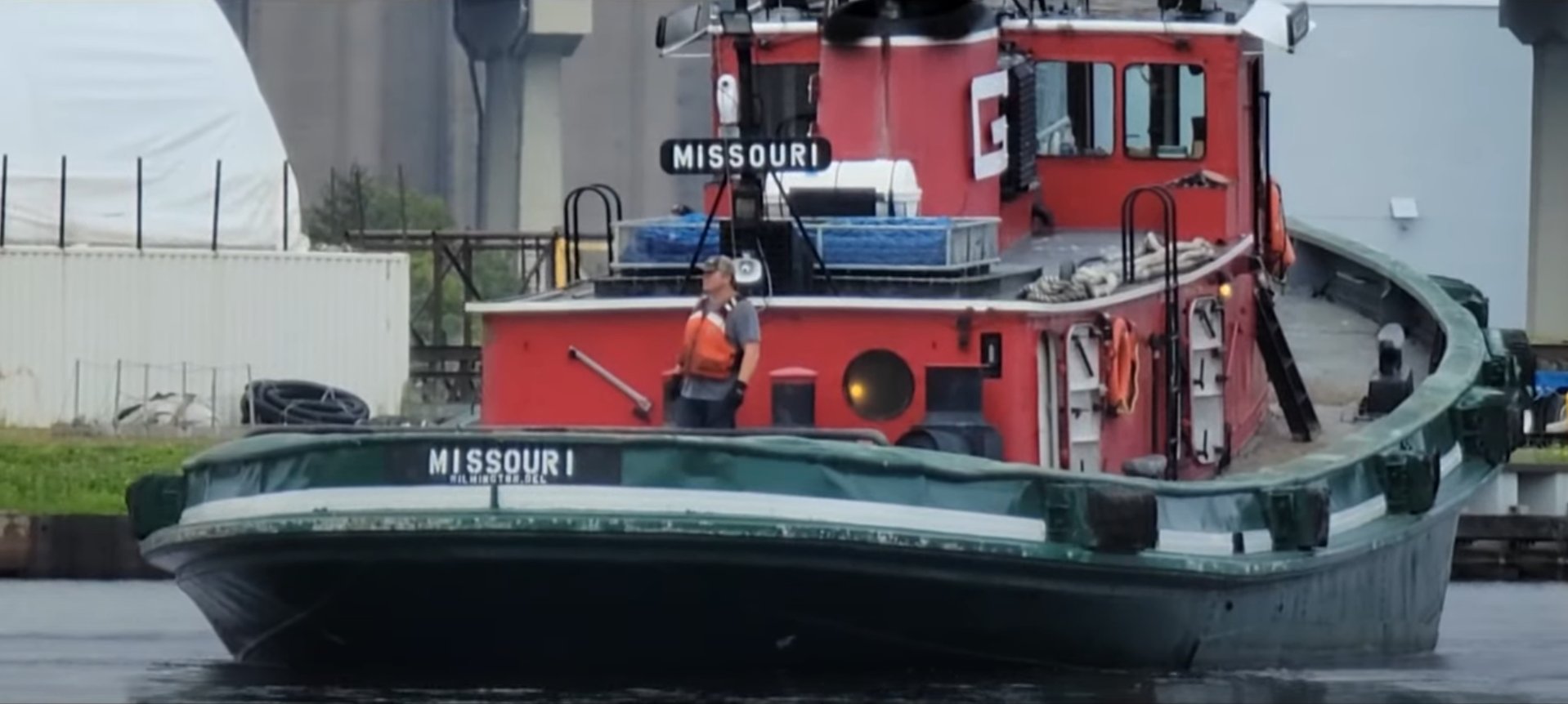 Solve Missouri Tugboat jigsaw puzzle online with 55 pieces