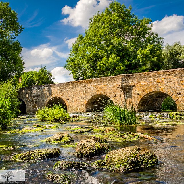 Solve Bromham Bridge, Bedfordshire, UK jigsaw puzzle online with 100 pieces