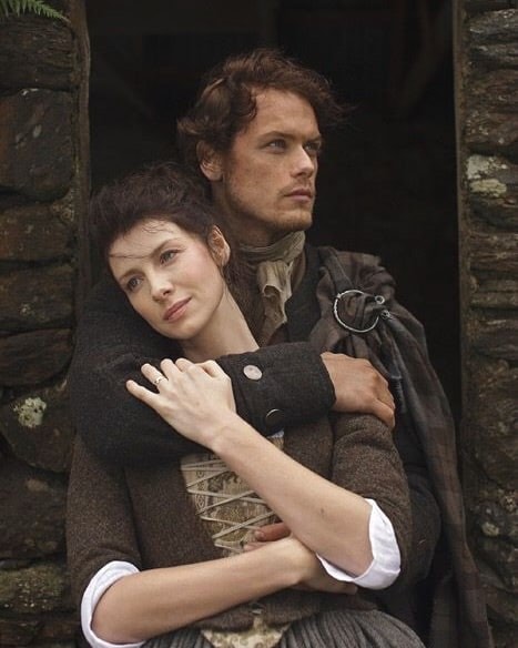 Solve OUTLANDER HUGS jigsaw puzzle online with 63 pieces