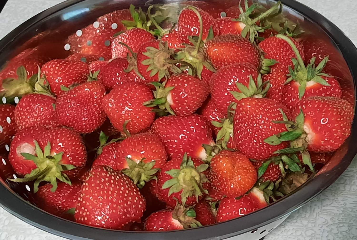 Solve Strawberries jigsaw puzzle online with 77 pieces