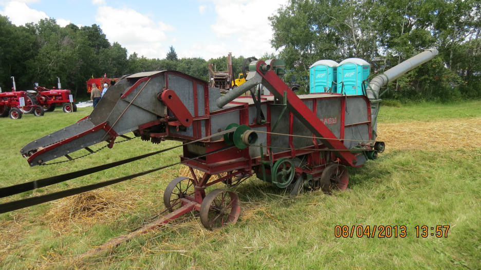 Solve Home made scale threshing machine jigsaw puzzle online with 15 pieces