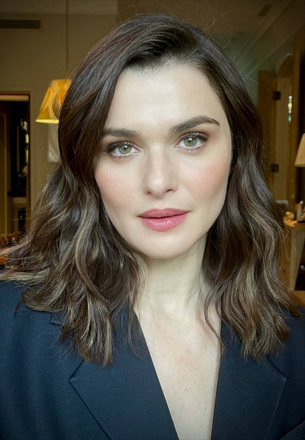 Solve RACHEL-WEISZ-Photo jigsaw puzzle online with 140 pieces
