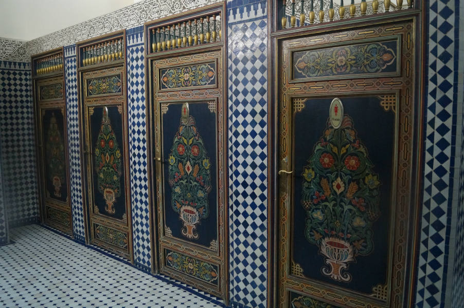 Solve Toilet cubicles! jigsaw puzzle online with 15 pieces