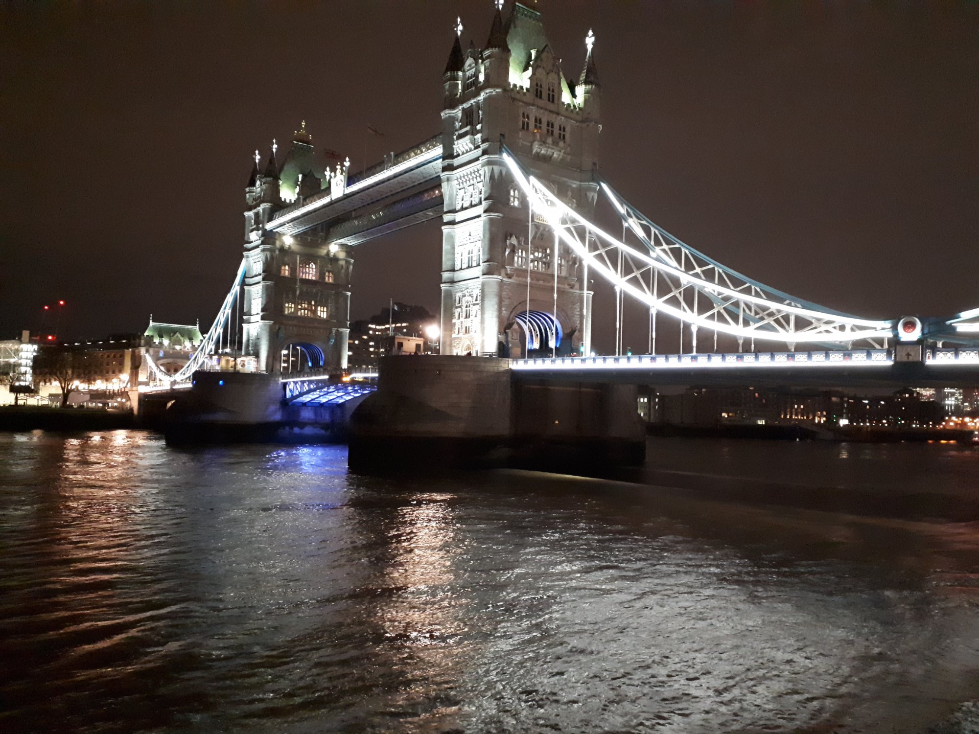 Solve London Bridge. jigsaw puzzle online with 300 pieces