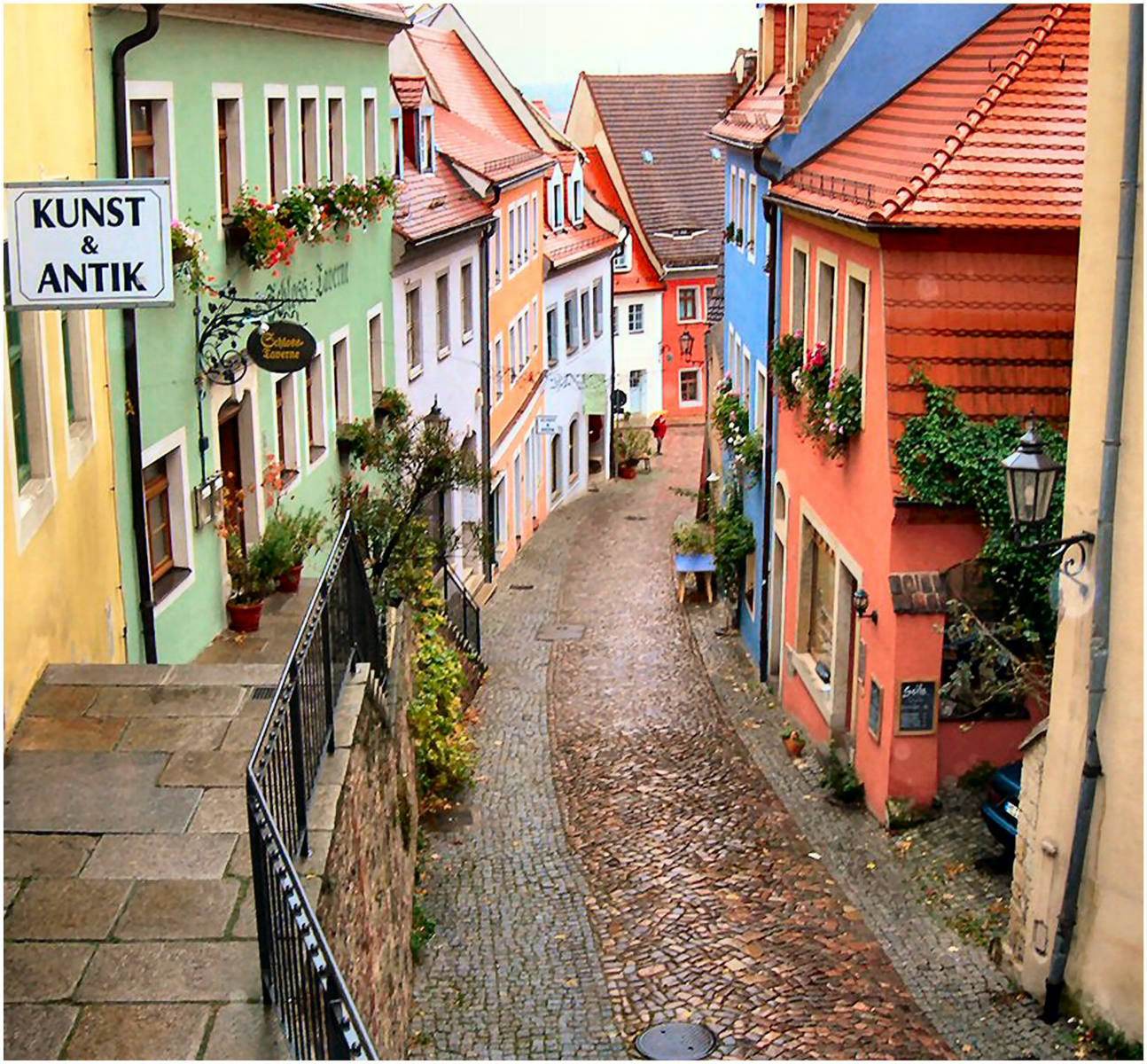 Solve Street Scene jigsaw puzzle online with 440 pieces