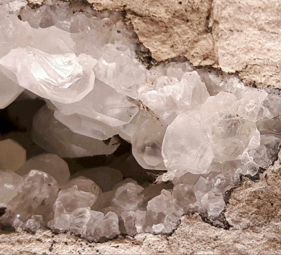 Solve Crystals in Rock jigsaw puzzle online with 25 pieces