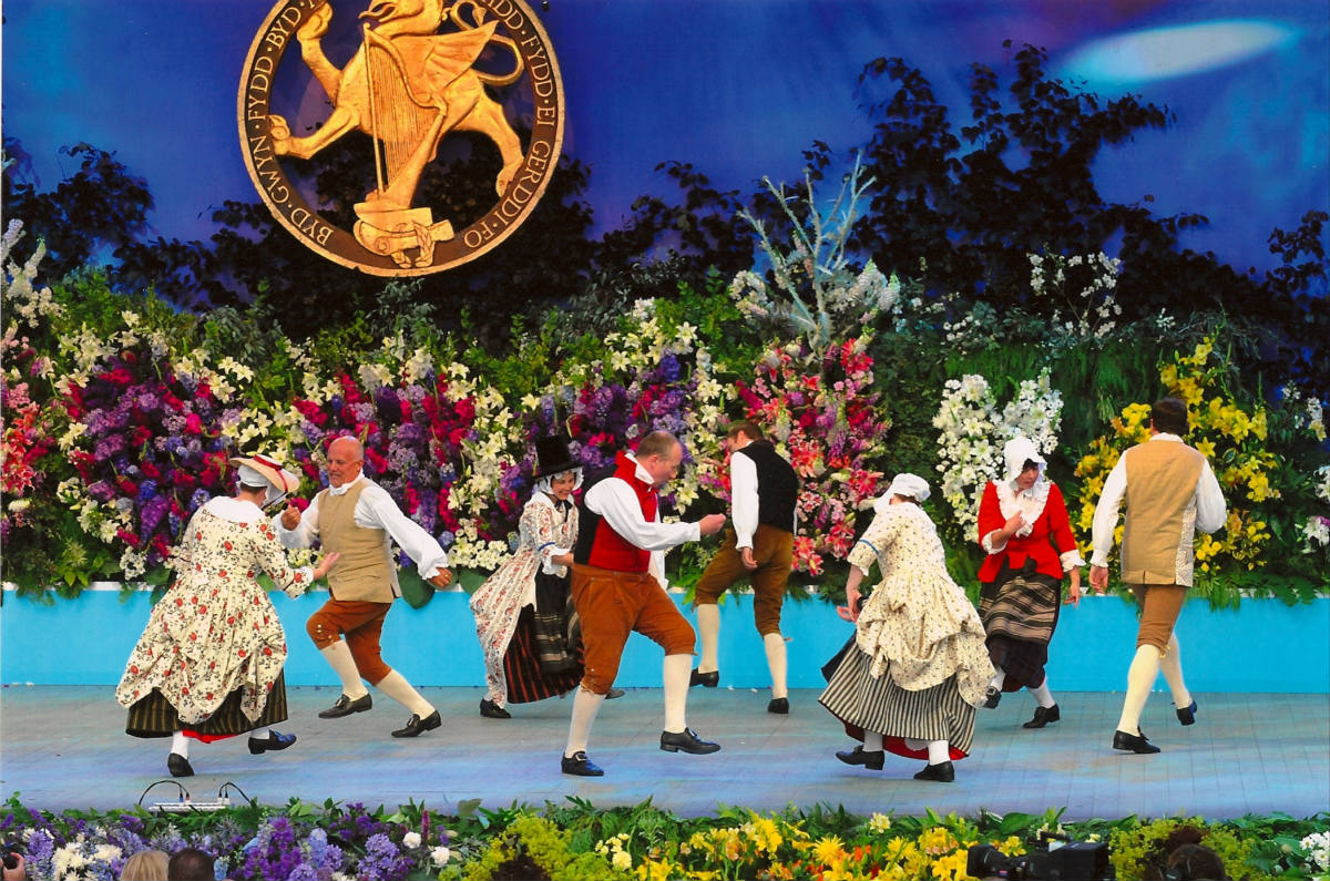 Solve Welsh clog dancing at the Eisteddfod Mon (Anglesey)!! jigsaw ...