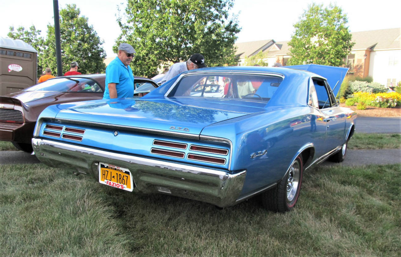 Solve 1967 Pontiac GTO 3 jigsaw puzzle online with 104 pieces
