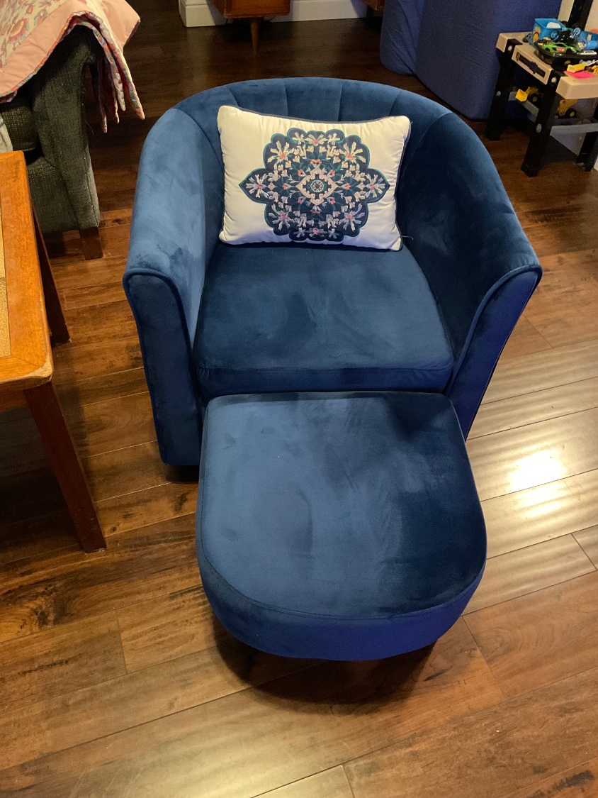 Solve My new chair jigsaw puzzle online with 12 pieces