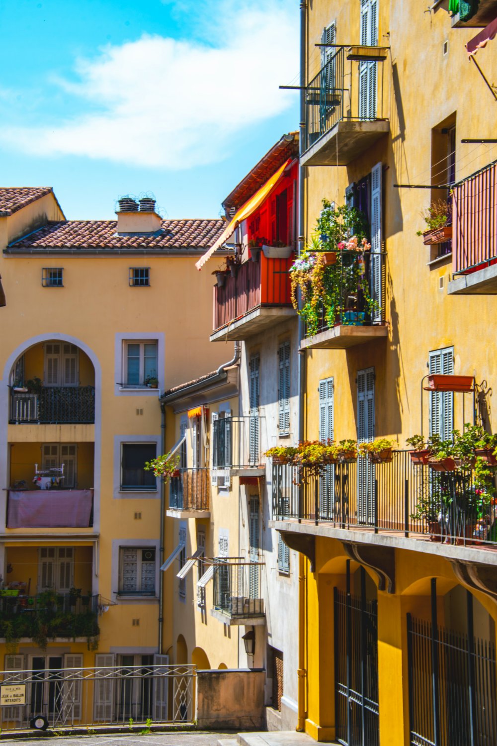 Solve Nice France jigsaw puzzle online with 70 pieces