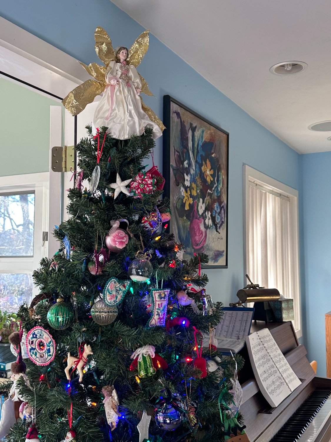 Solve Christmas tree jigsaw puzzle online with 63 pieces