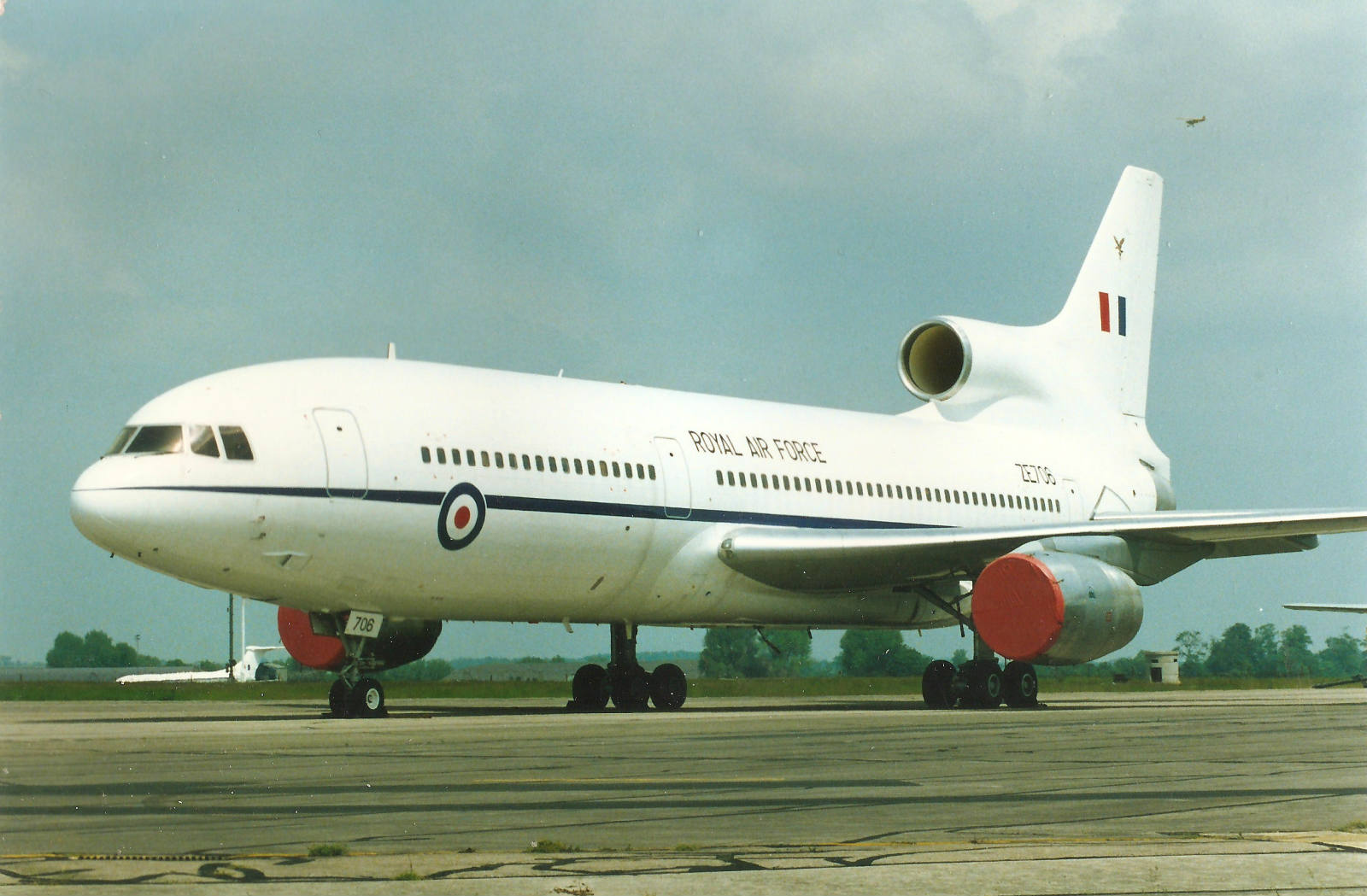 Solve Lockheed Tristar KC 1 jigsaw puzzle online with 260 pieces