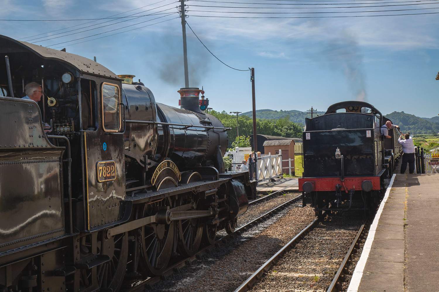 Solve 7822 Foxcote Manor jigsaw puzzle online with 77 pieces