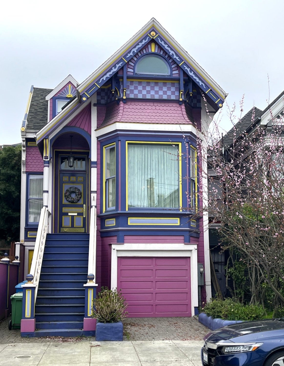 Solve Lyon Street, Laurel Heights, San Francisco jigsaw puzzle online with 130 pieces