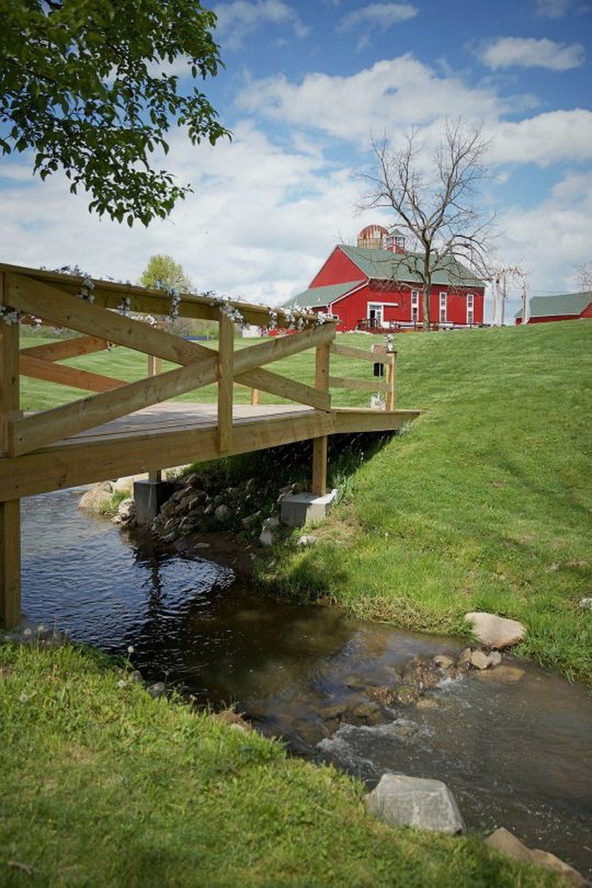 Solve Bridge to the barn jigsaw puzzle online with 35 pieces