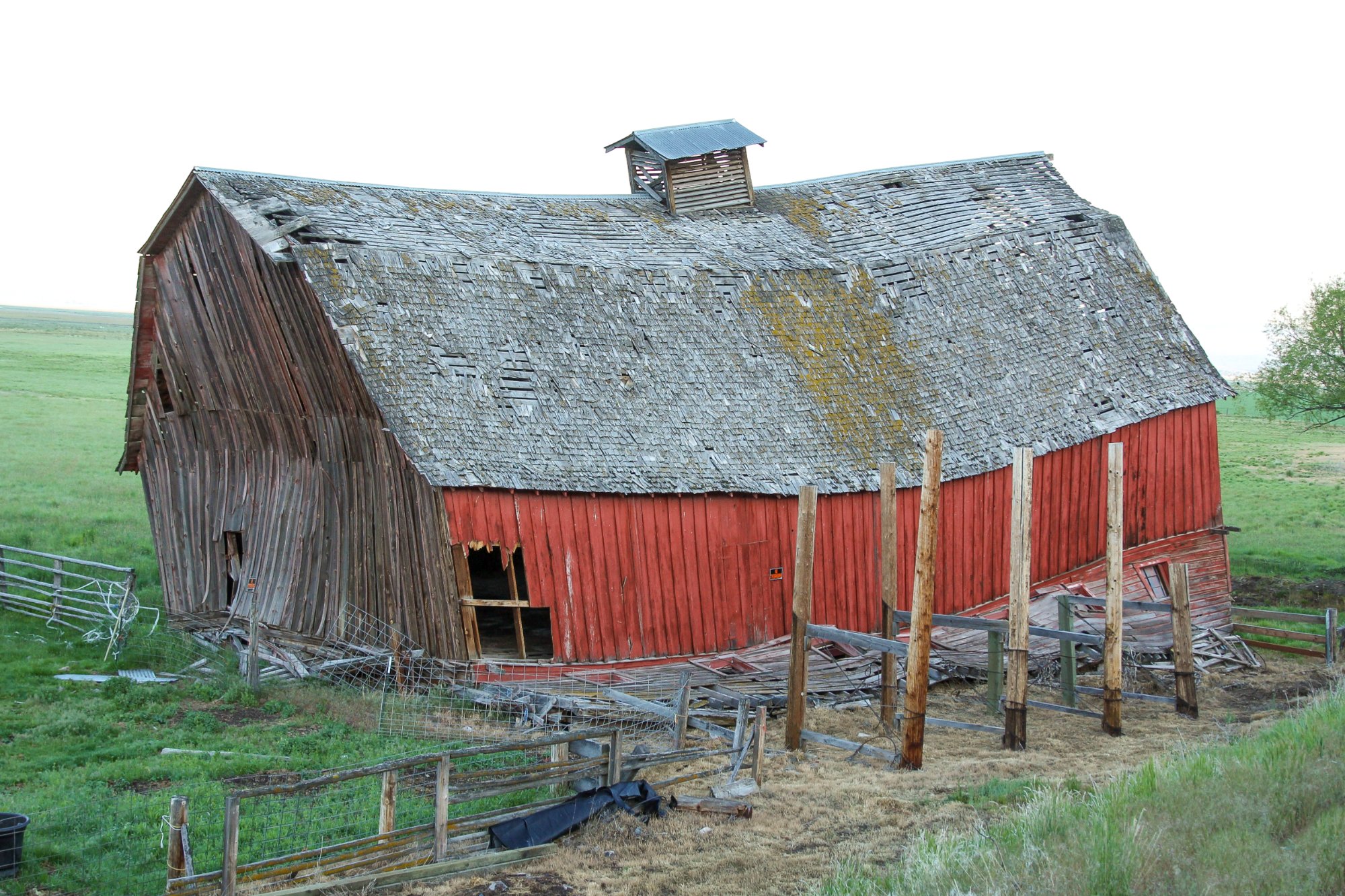 Solve SWAY BACK BARN jigsaw puzzle online with 96 pieces