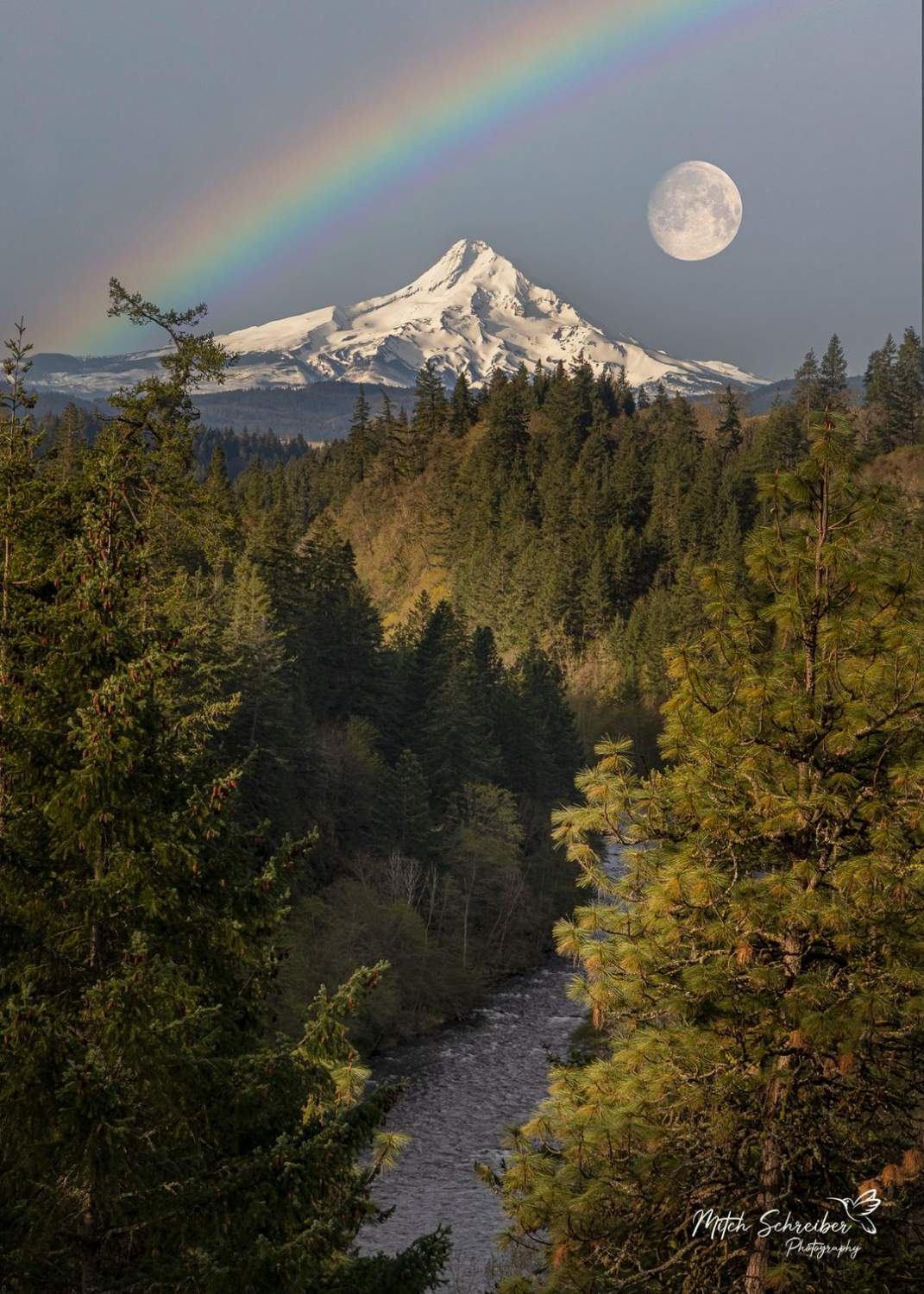 Solve RAINBOW MOUNTAIN MOON jigsaw puzzle online with 234 pieces