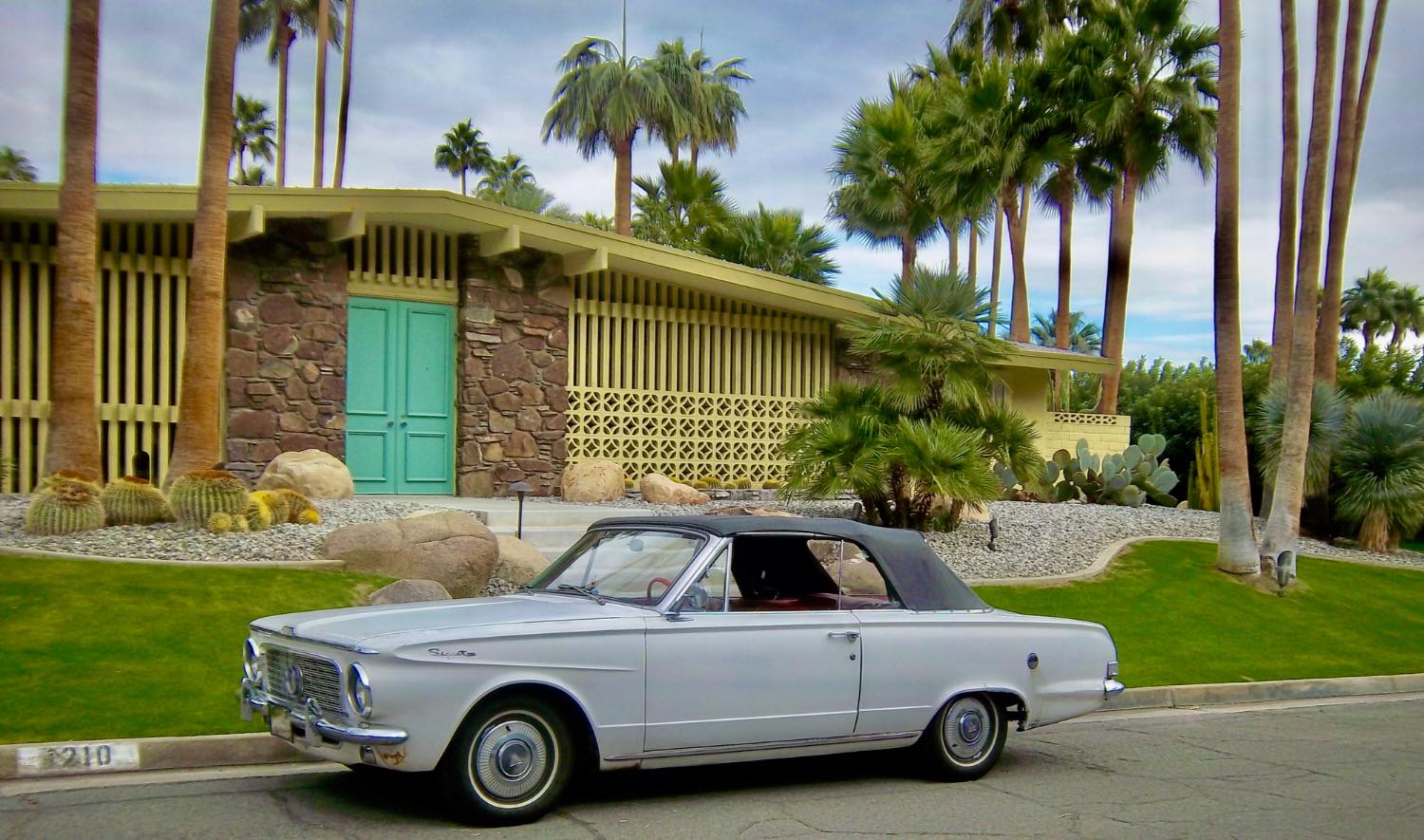 Solve 1963 Valiant Signet convertible jigsaw puzzle online with 84 pieces