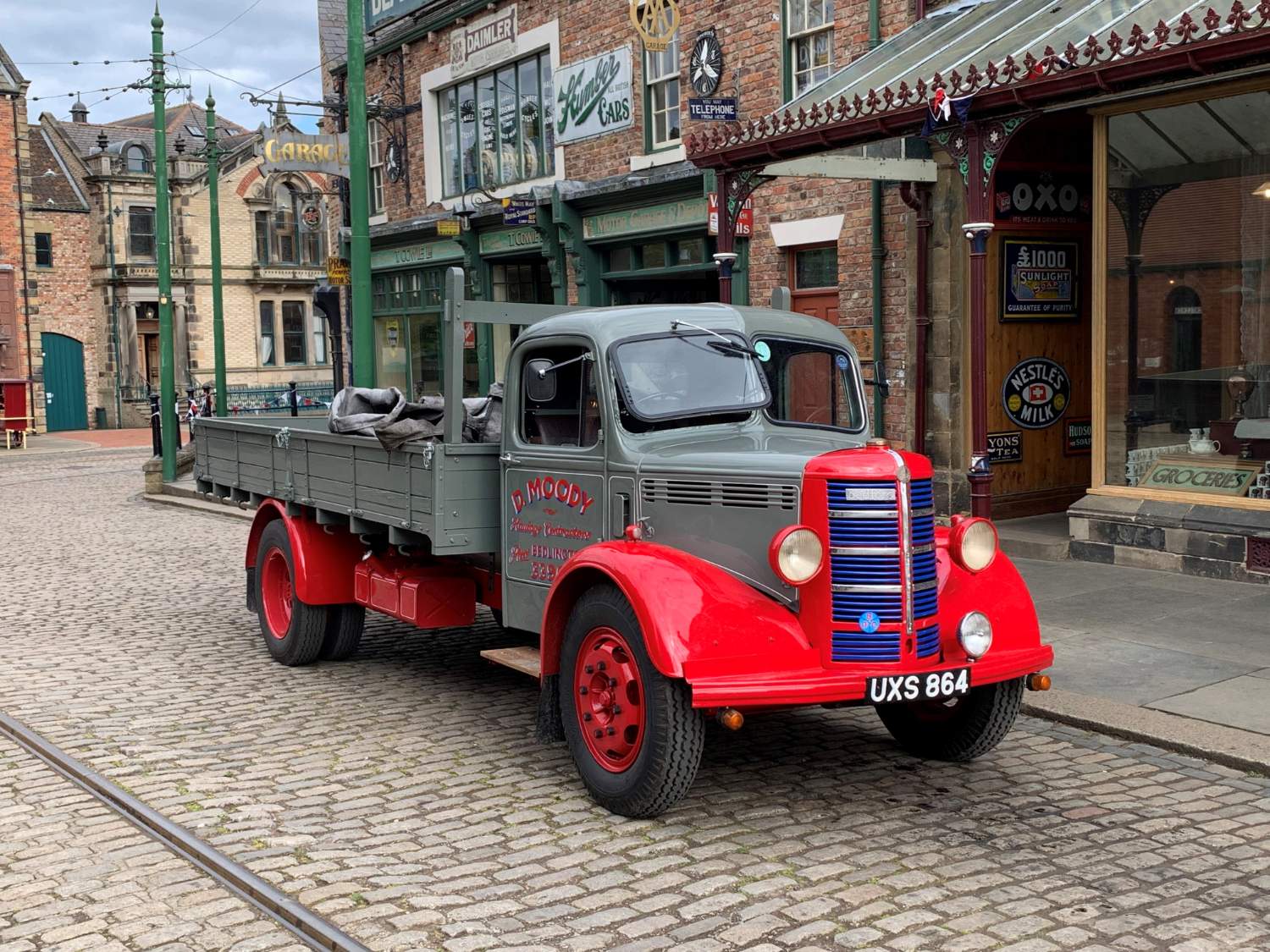 Solve 1950 Bedford M-Series Dropside jigsaw puzzle online with 108 pieces