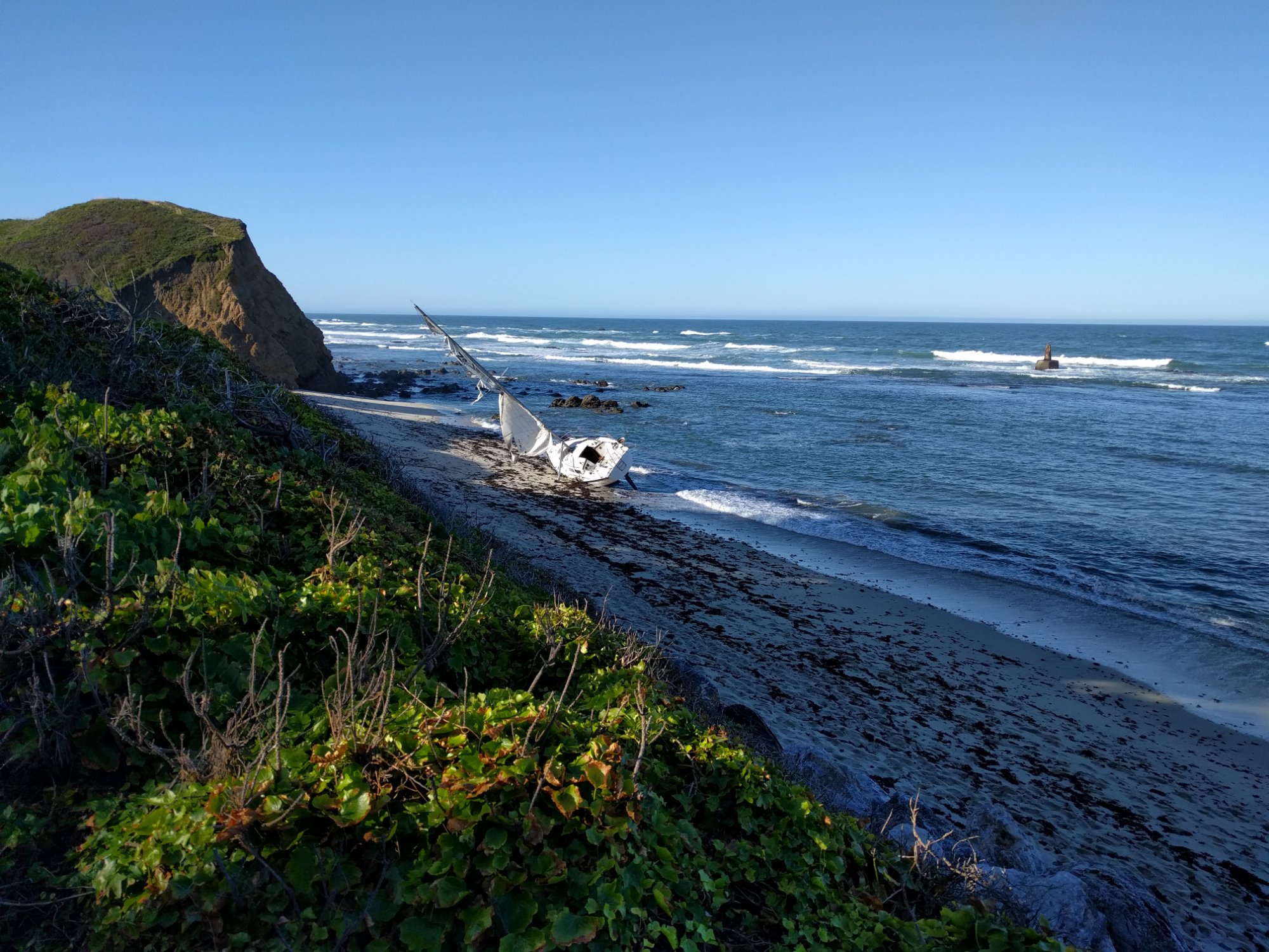 Solve Beached sailboat jigsaw puzzle online with 88 pieces