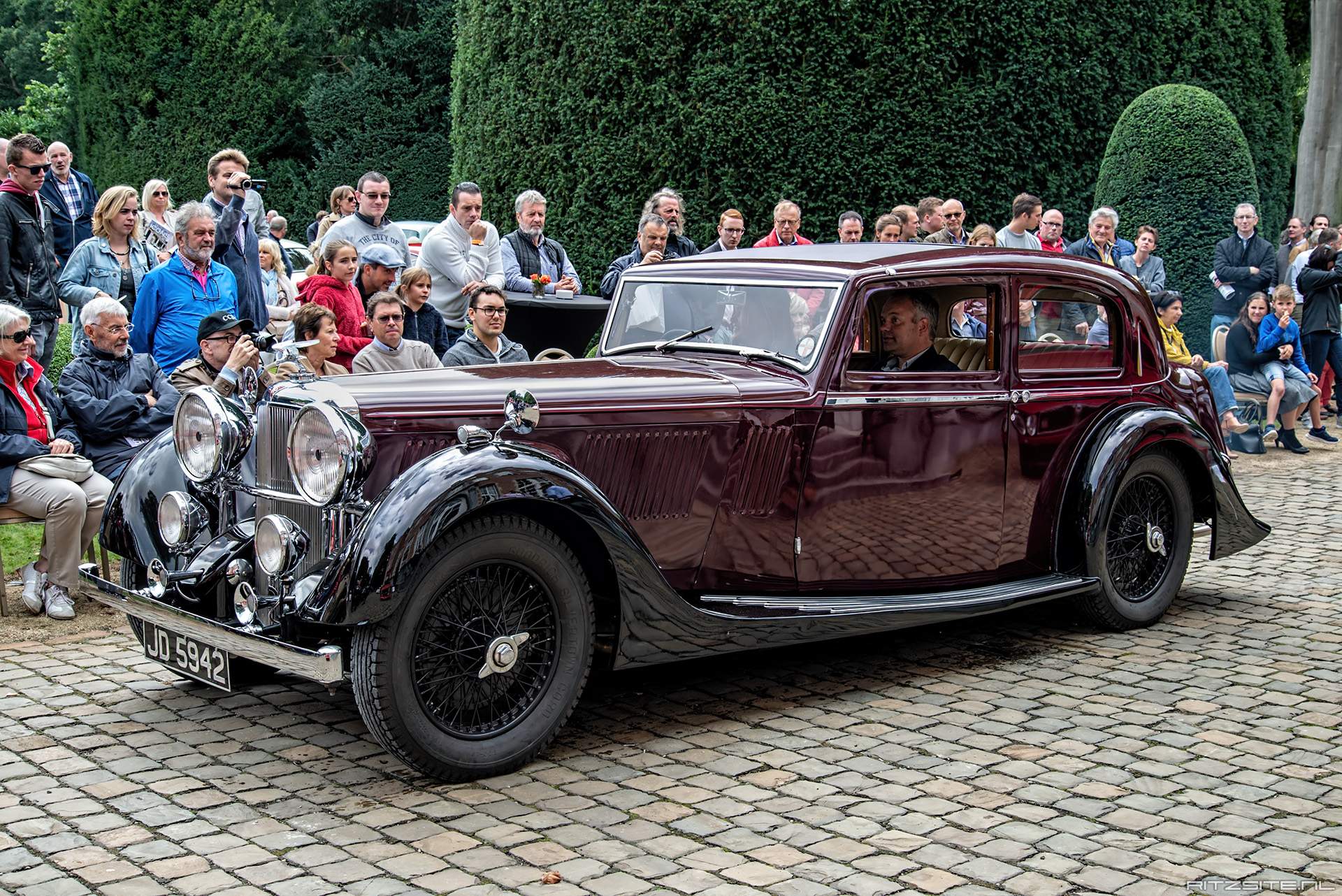 Solve Alvis "3,5 Litre SA" saloon by Vanden Plas - 1935 jigsaw puzzle ...