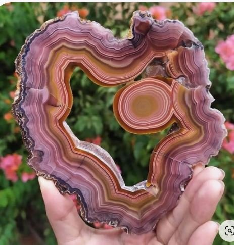 Solve Agate jigsaw puzzle online with 36 pieces
