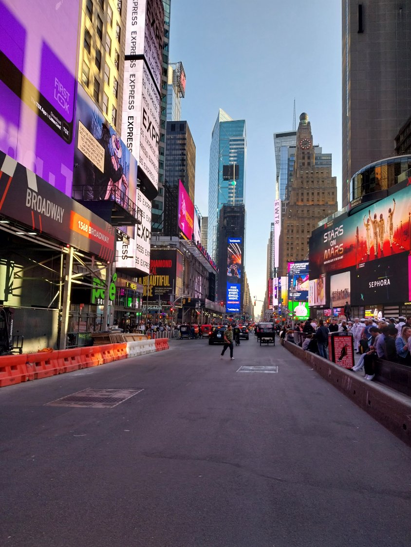 Solve Time Square NYC jigsaw puzzle online with 12 pieces