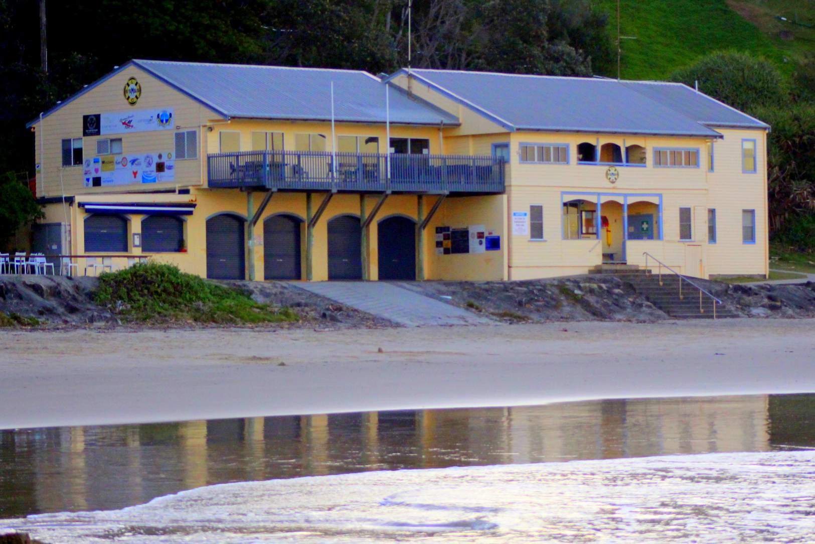 Solve Yamba Surf Club jigsaw puzzle online with 117 pieces