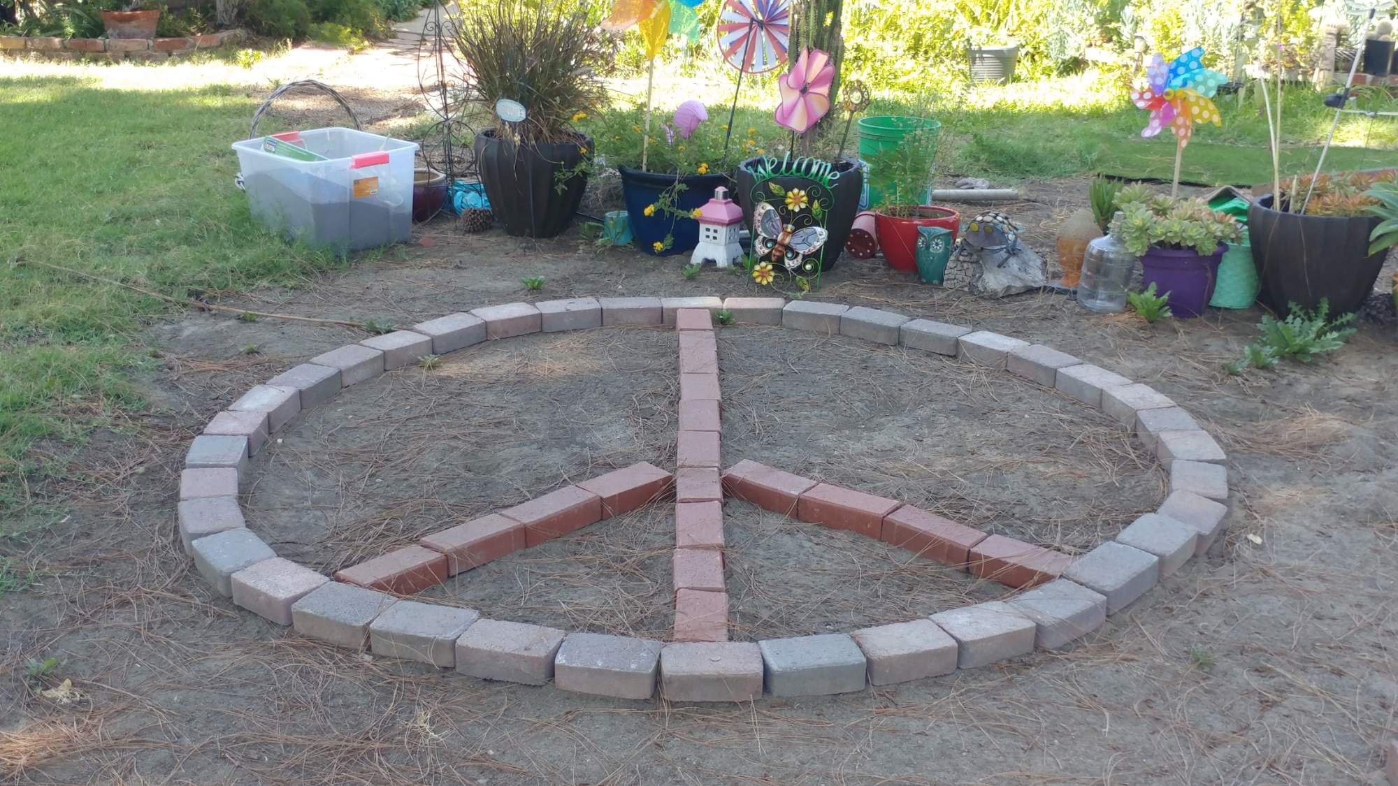 Solve Peace sign - brick jigsaw puzzle online with 405 pieces