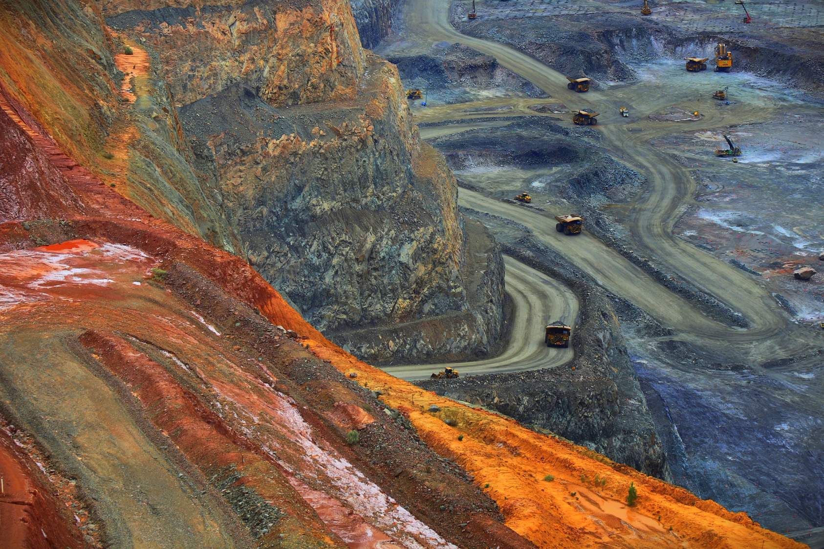 Solve The 'Super Pit' Gold Mine jigsaw puzzle online with 126 pieces