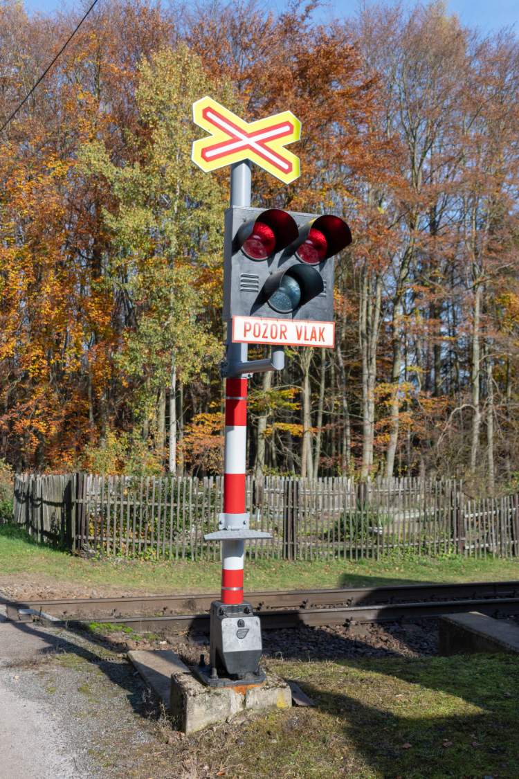Solve Level crossing signals AŽD71 type jigsaw puzzle online with 54 pieces