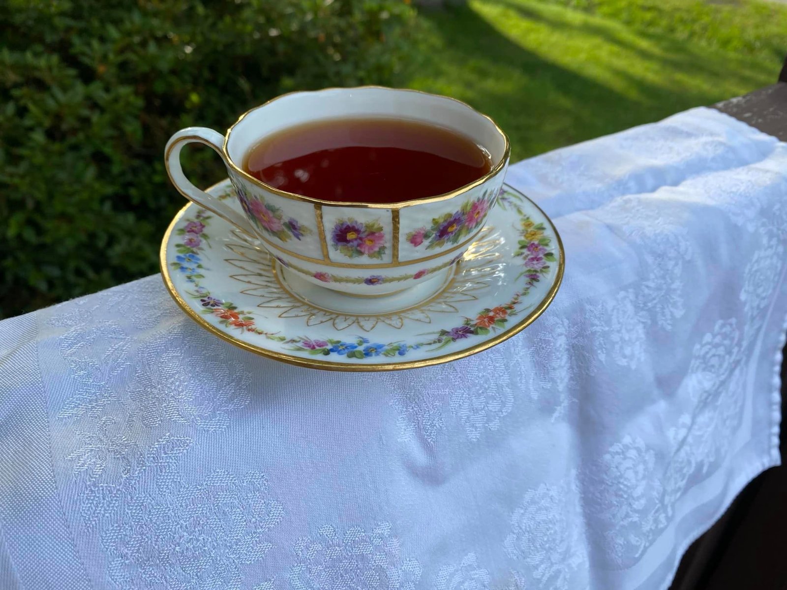 Solve Mismatched Cup and Saucer jigsaw puzzle online with 48 pieces