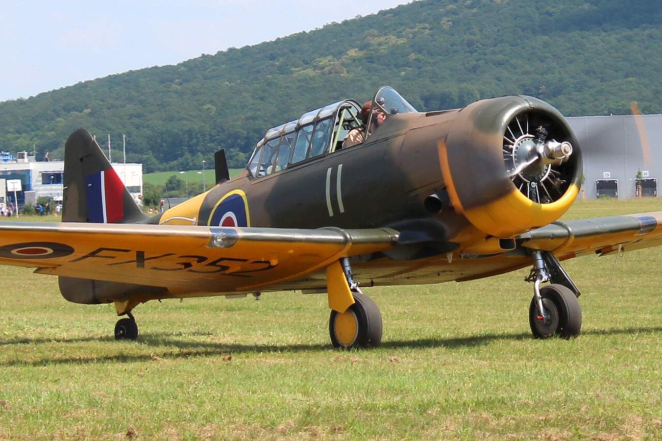 Solve AT-6C Harvard Mk II jigsaw puzzle online with 96 pieces