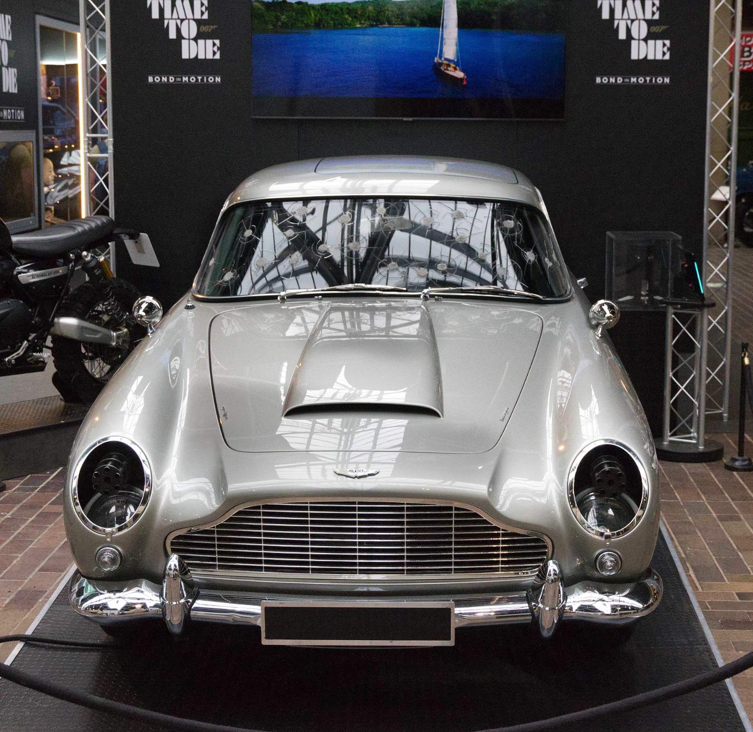 Solve James Bonsd's Aston Martin DB5 jigsaw puzzle online with 196 pieces