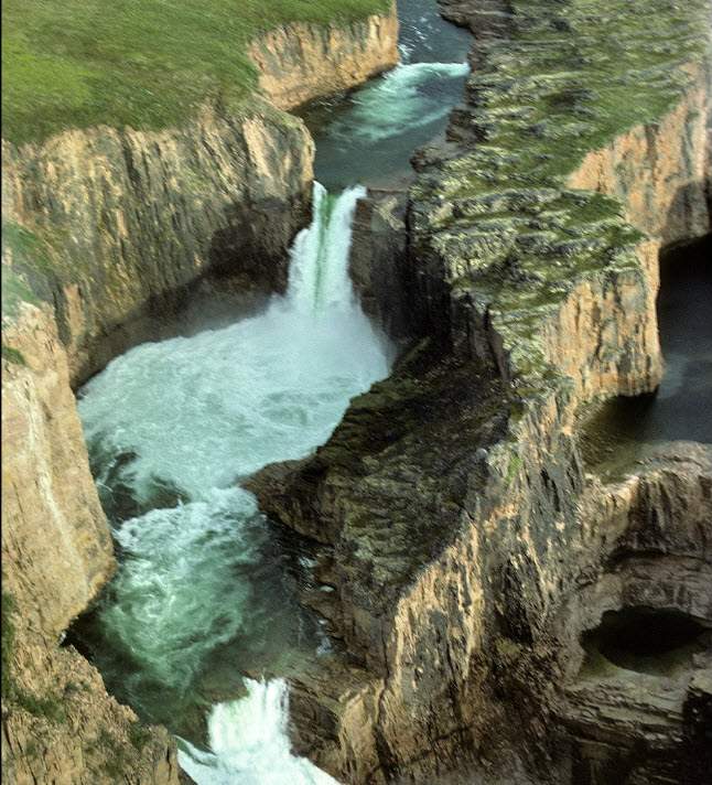 Solve Wilberforce Falls, Nunavut jigsaw puzzle online with 90 pieces