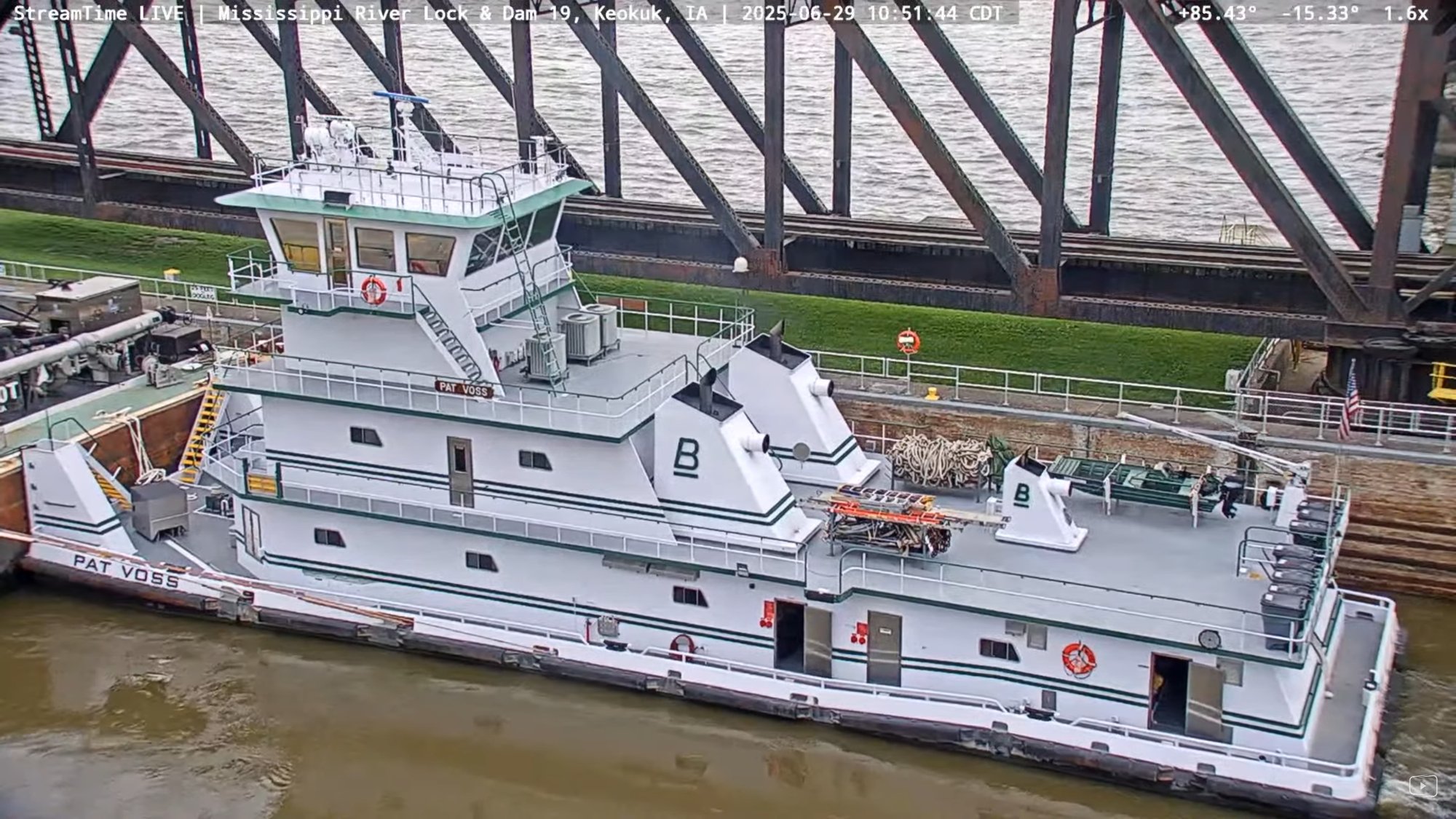 Solve Lock 19, towboat Pat Voss jigsaw puzzle online with 66 pieces