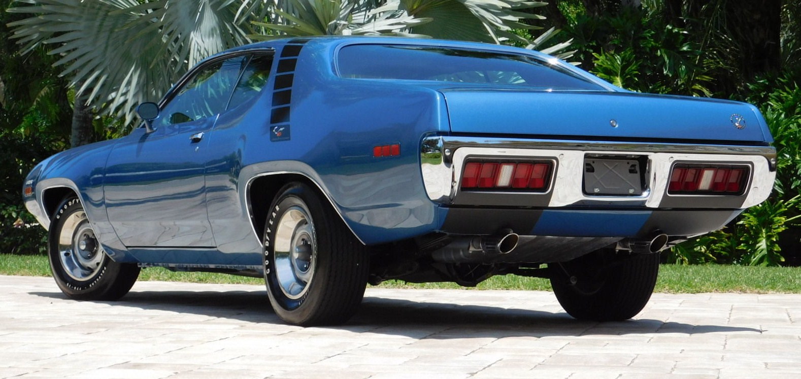 Solve 71 Road Runner 440 6bbl jigsaw puzzle online with 242 pieces