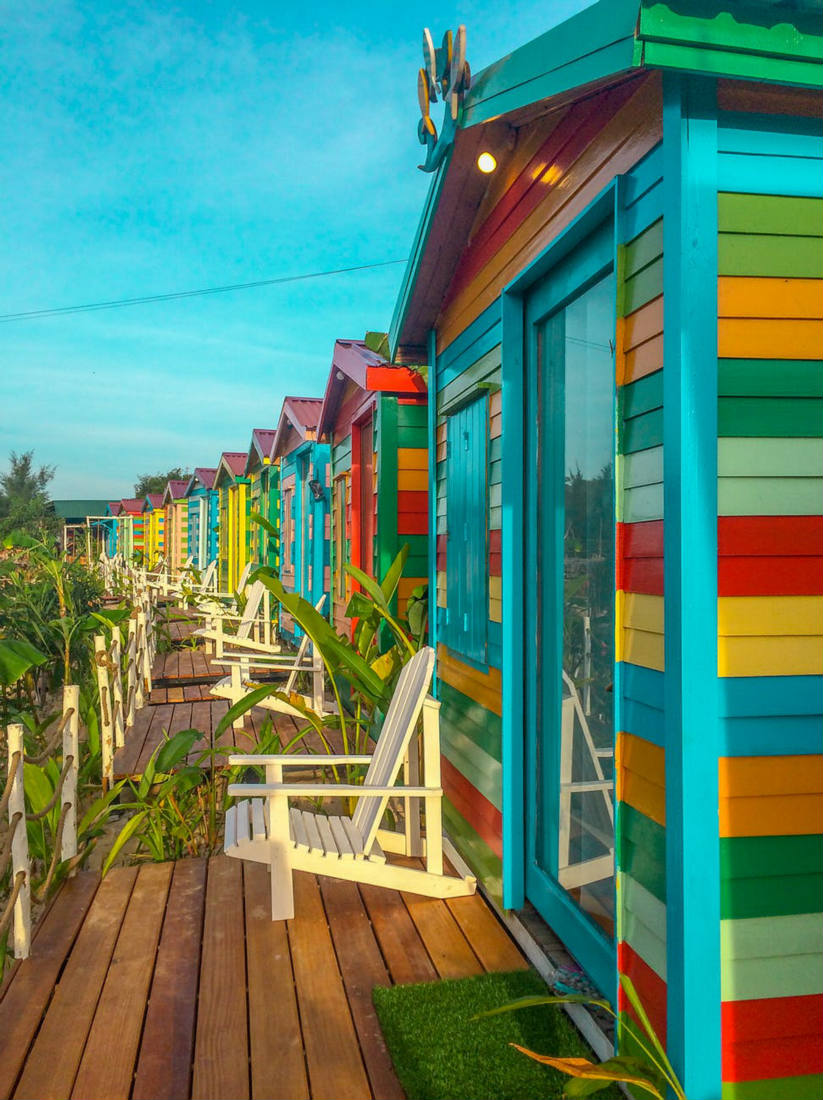 Solve rainbow boardwalk huts jigsaw puzzle online with 88 pieces