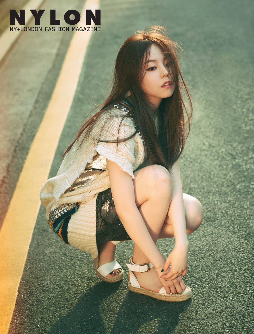 Solve Ahn Sohee jigsaw puzzle online with 48 pieces