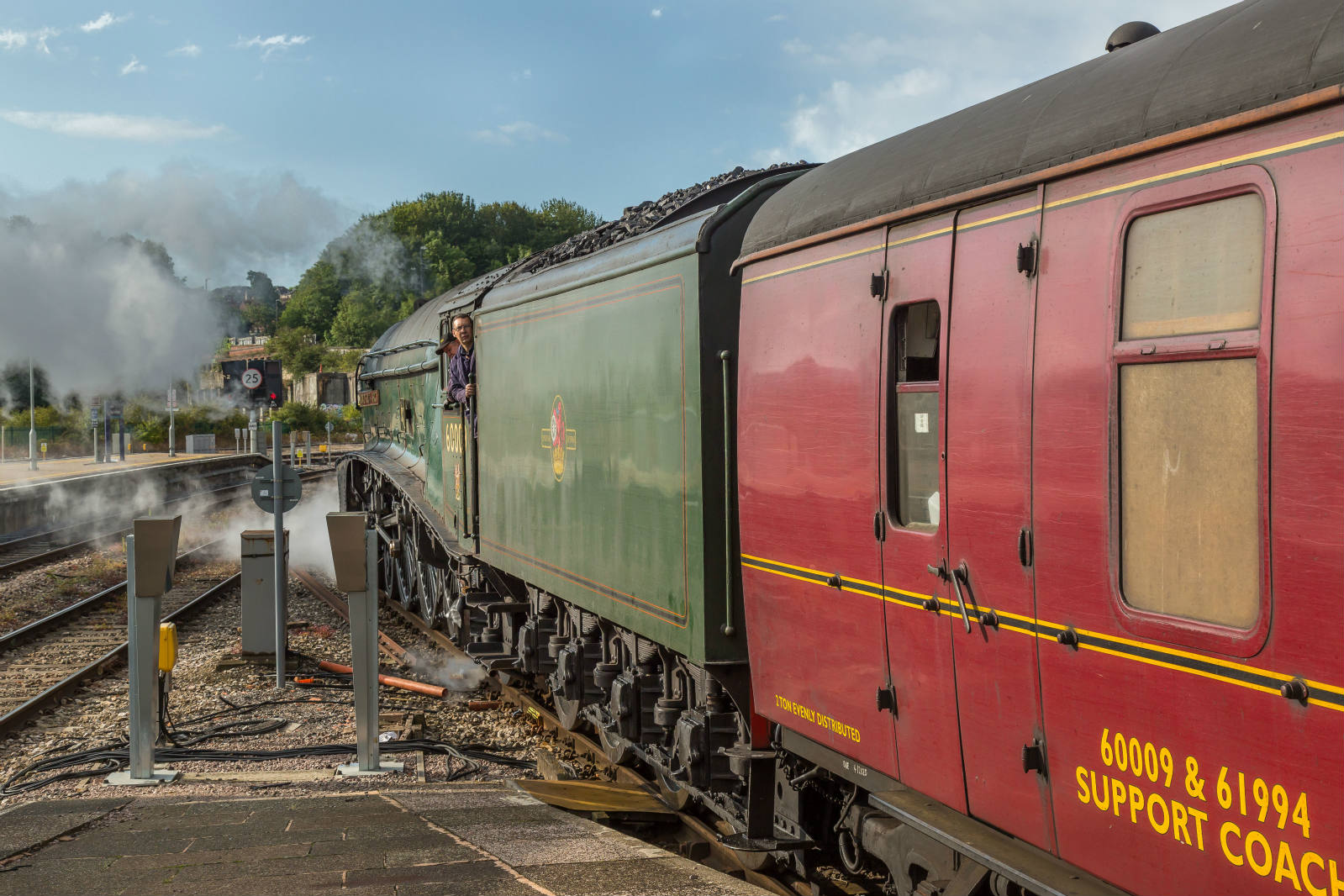 Solve 60009 support coach jigsaw puzzle online with 330 pieces