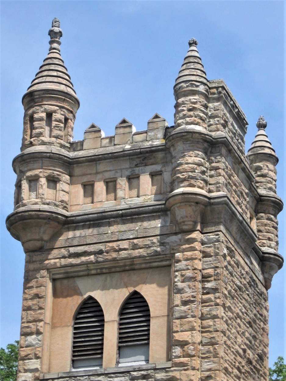 Solve Limestone Tower jigsaw puzzle online with 70 pieces