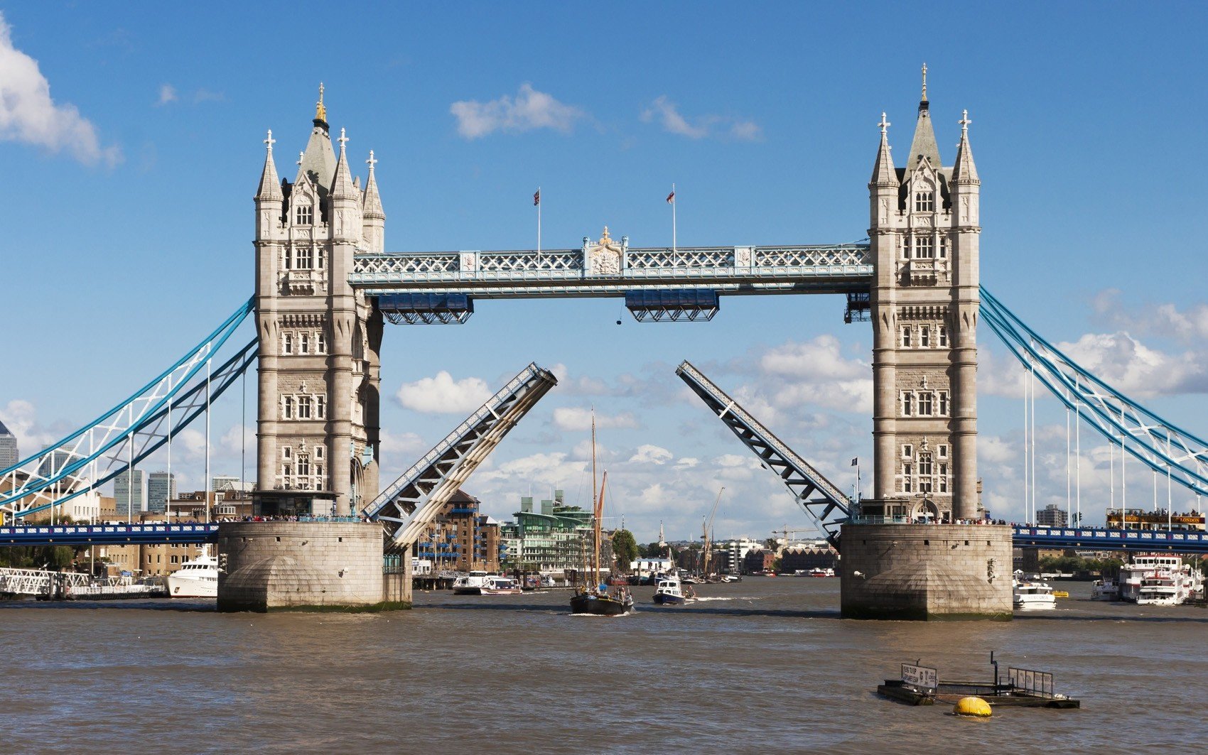 Solve Tower Bridge jigsaw puzzle online with 260 pieces