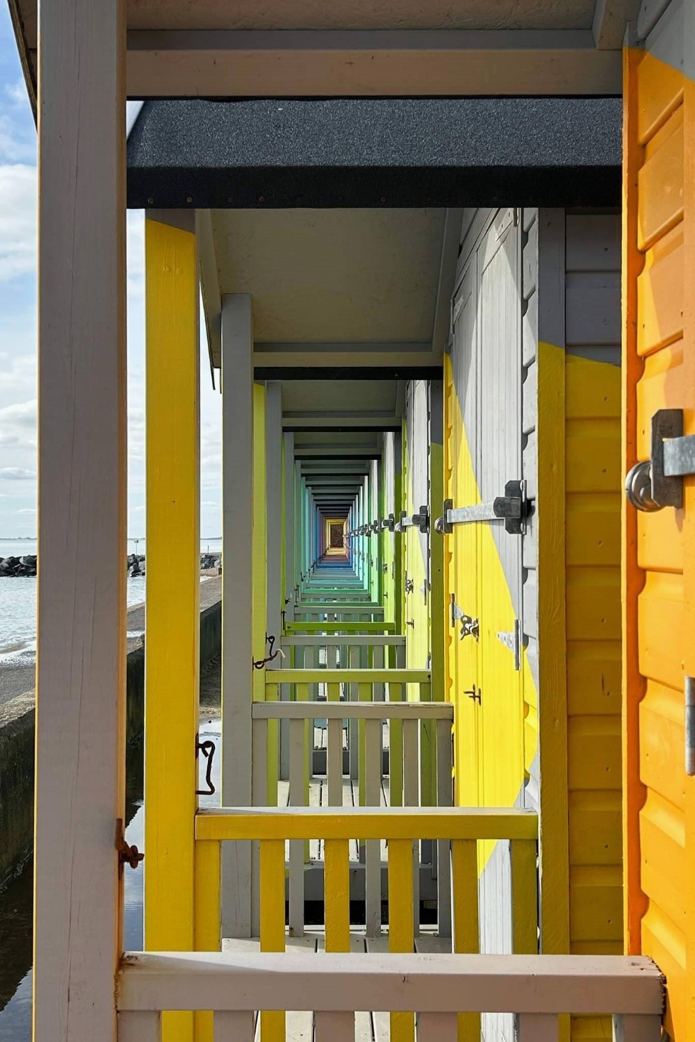 Solve Beach Huts jigsaw puzzle online with 117 pieces