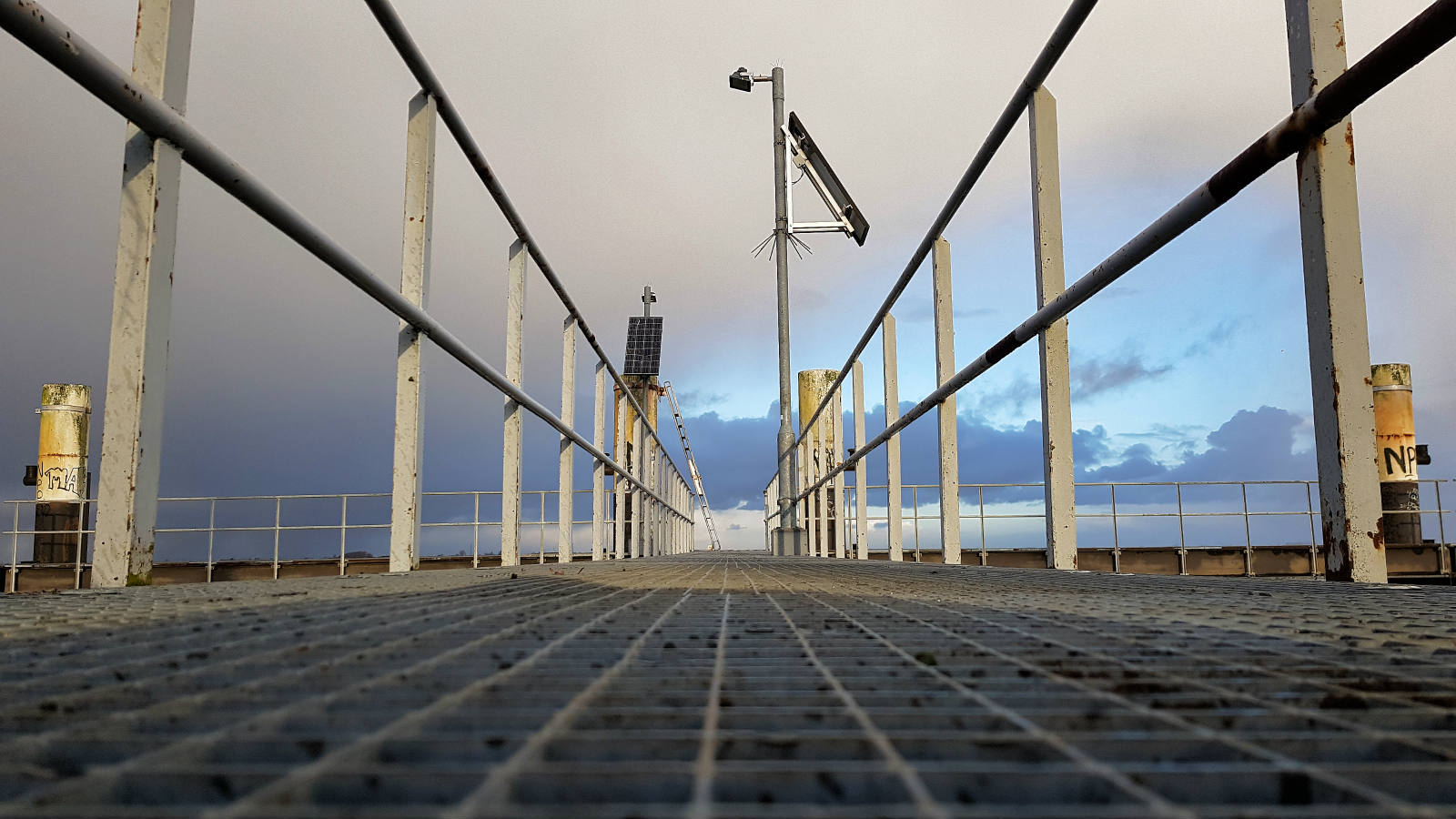 Solve WT18 jigsaw puzzle online with 405 pieces