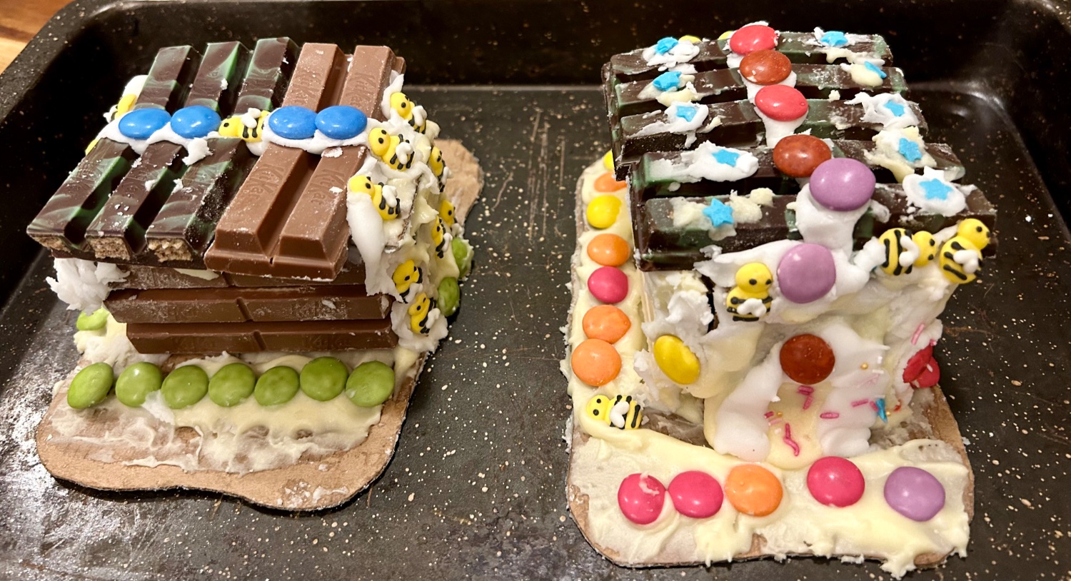 Solve Kit Kat log cabins 🥰 jigsaw puzzle online with 15 pieces