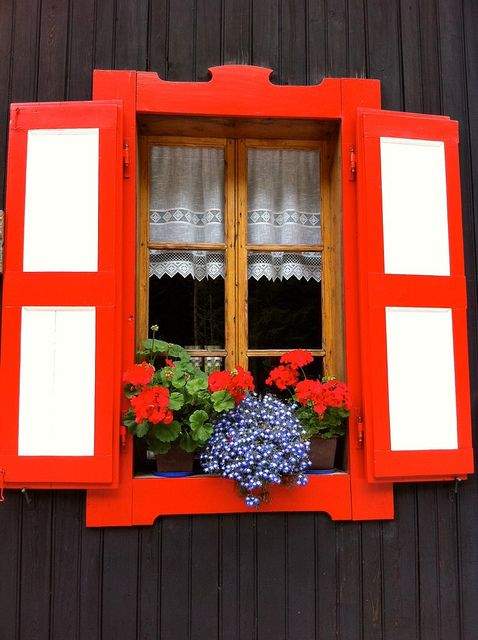 Solve BEAUTIFUL WINDOW jigsaw puzzle online with 63 pieces