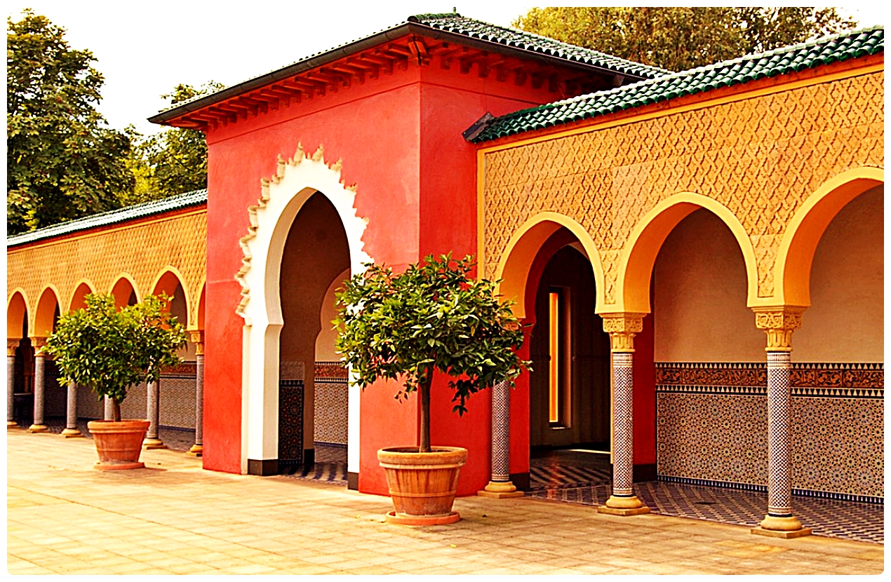 Solve Colourful Building Facade jigsaw puzzle online with 294 pieces